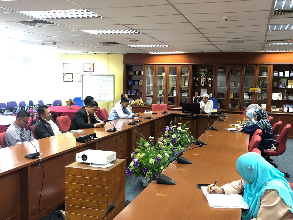 Lestari Staf Bersama Buku – Perpustakaan Sultanah Nur Zahirah